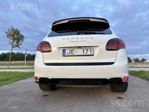 White Porsche Cayenne 2012 in Riga, with an engine capacity of 4.80 L and mileage of 146 thousand km for 21000 €, photo 5 on AUTOMOTO.COM.LV
