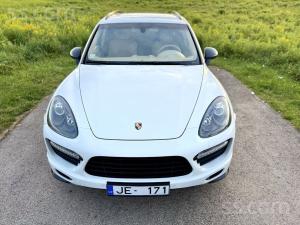White Porsche Cayenne 2012 in Riga, with an engine capacity of 4.80 L and mileage of 146 thousand km for 21000 €, photo 6 on AUTOMOTO.COM.LV