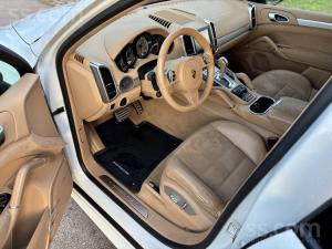 White Porsche Cayenne 2012 in Riga, with an engine capacity of 4.80 L and mileage of 146 thousand km for 21000 €, photo 7 on AUTOMOTO.COM.LV