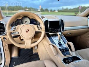 White Porsche Cayenne 2012 in Riga, with an engine capacity of 4.80 L and mileage of 146 thousand km for 21000 €, photo 8 on AUTOMOTO.COM.LV