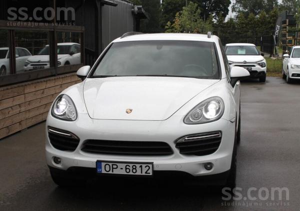 White Porsche Cayenne 2012 in Riga, with an engine capacity of 3.00 L and mileage of 0 thousand km for 14700 €, photo 1 on AUTOMOTO.COM.LV