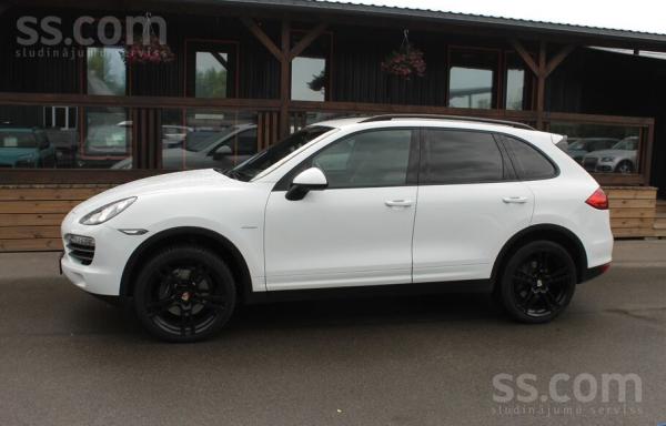 White Porsche Cayenne 2012 in Riga, with an engine capacity of 3.00 L and mileage of 0 thousand km for 14700 €, photo 7 on AUTOMOTO.COM.LV