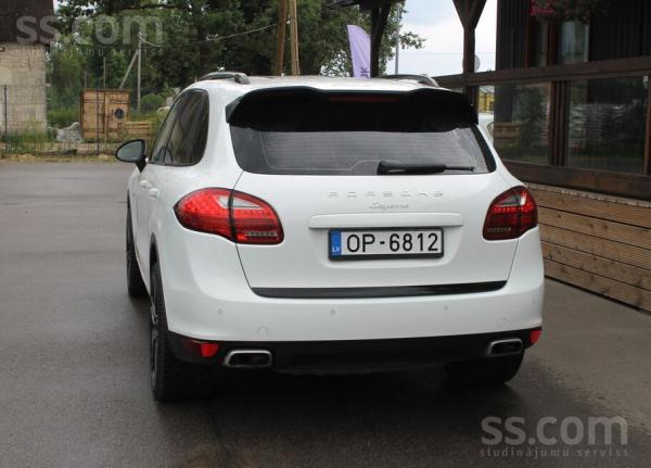 White Porsche Cayenne 2012 in Riga, with an engine capacity of 3.00 L and mileage of 0 thousand km for 14700 €, photo 9 on AUTOMOTO.COM.LV