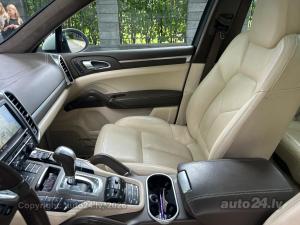White Porsche Cayenne 2012 in Tartu, with an engine capacity of 4.80 L and mileage of 208 thousand km for 20500 €, photo 9 on AUTOMOTO.COM.LV