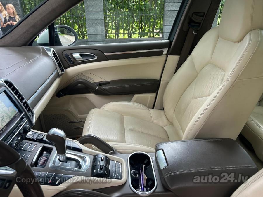 White Porsche Cayenne 2012 in Tartu, with an engine capacity of 4.80 L and mileage of 208 thousand km for 20500 €, photo 9 on AUTOMOTO.COM.LV