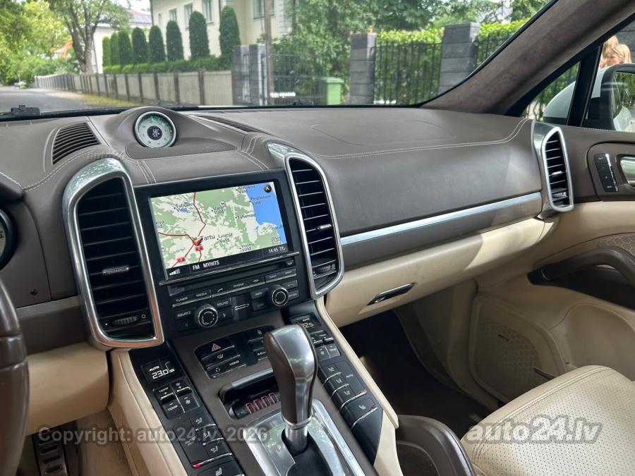 White Porsche Cayenne 2012 in Tartu, with an engine capacity of 4.80 L and mileage of 208 thousand km for 20500 €, photo 11 on AUTOMOTO.COM.LV