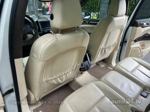 White Porsche Cayenne 2012 in Tartu, with an engine capacity of 4.80 L and mileage of 208 thousand km for 20500 €, photo 13 on AUTOMOTO.COM.LV