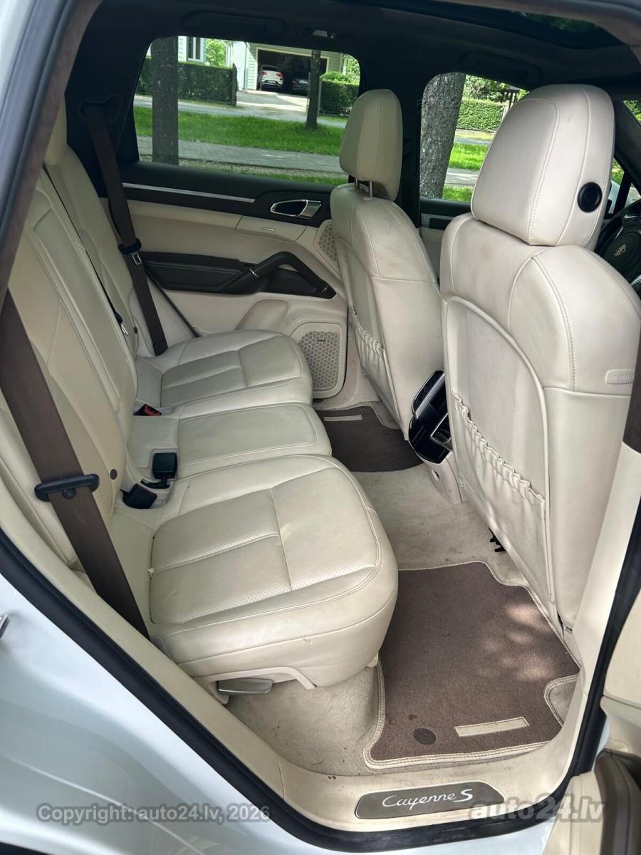 White Porsche Cayenne 2012 in Tartu, with an engine capacity of 4.80 L and mileage of 208 thousand km for 20500 €, photo 14 on AUTOMOTO.COM.LV