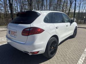 White Porsche Cayenne 2012 in Anyksciai, with an engine capacity of 3.00 L and mileage of 252 thousand km for 8800 €, photo 5 on AUTOMOTO.COM.LV