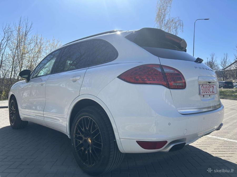 White Porsche Cayenne 2012 in Anyksciai, with an engine capacity of 3.00 L and mileage of 252 thousand km for 8800 €, photo 6 on AUTOMOTO.COM.LV