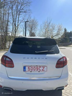 White Porsche Cayenne 2012 in Anyksciai, with an engine capacity of 3.00 L and mileage of 252 thousand km for 8800 €, photo 7 on AUTOMOTO.COM.LV