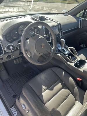 White Porsche Cayenne 2012 in Anyksciai, with an engine capacity of 3.00 L and mileage of 252 thousand km for 8800 €, photo 8 on AUTOMOTO.COM.LV