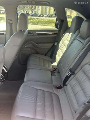 White Porsche Cayenne 2012 in Anyksciai, with an engine capacity of 3.00 L and mileage of 252 thousand km for 8800 €, photo 11 on AUTOMOTO.COM.LV