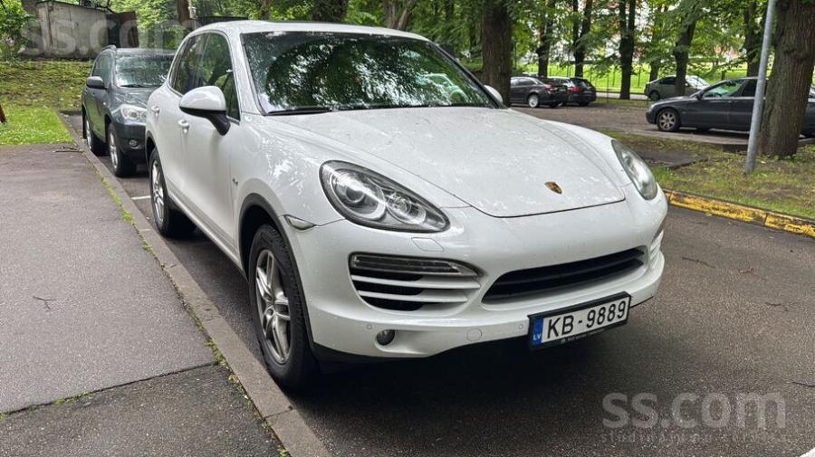 White Porsche Cayenne 2012 in Riga, with an engine capacity of 3.00 L and mileage of 255 thousand km for 14300 €, photo 3 on AUTOMOTO.COM.LV