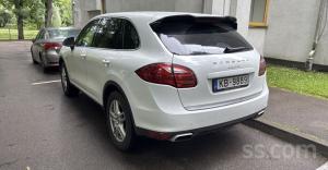 White Porsche Cayenne 2012 in Riga, with an engine capacity of 3.00 L and mileage of 255 thousand km for 14300 €, photo 5 on AUTOMOTO.COM.LV