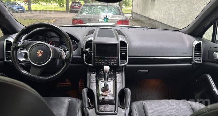 White Porsche Cayenne 2012 in Riga, with an engine capacity of 3.00 L and mileage of 255 thousand km for 14300 €, photo 6 on AUTOMOTO.COM.LV