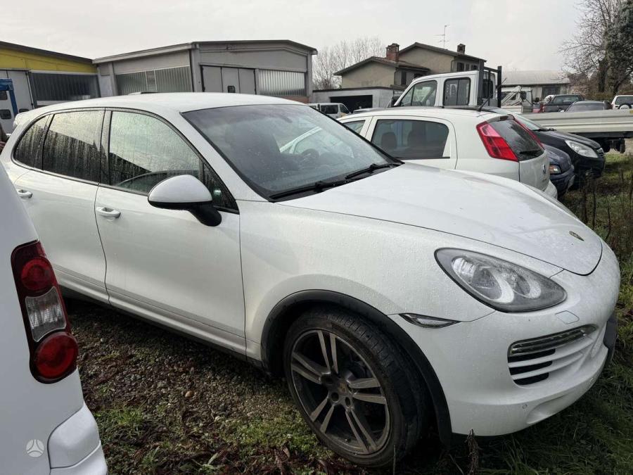 White Porsche Cayenne 2013 in Siauliai, with an engine capacity of 2.97 L and mileage of 146 thousand km for 10700 €, photo 1 on AUTOMOTO.COM.LV