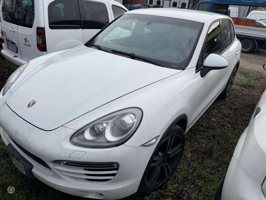White Porsche Cayenne 2013 in Siauliai, with an engine capacity of 2.97 L and mileage of 146 thousand km for 10700 €, photo 2 on AUTOMOTO.COM.LV
