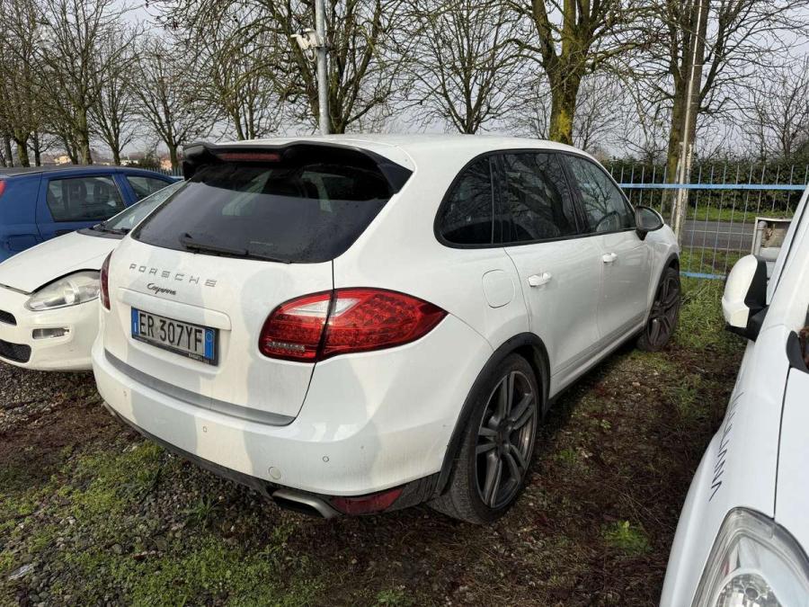 White Porsche Cayenne 2013 in Siauliai, with an engine capacity of 2.97 L and mileage of 146 thousand km for 10700 €, photo 3 on AUTOMOTO.COM.LV