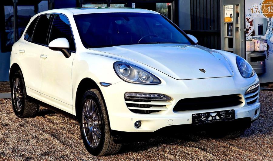 White Porsche Cayenne 2013 in Kretinga, with an engine capacity of 3.00 L and mileage of 274 thousand km for 12499 €, photo 2 on AUTOMOTO.COM.LV