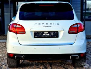 White Porsche Cayenne 2013 in Kretinga, with an engine capacity of 3.00 L and mileage of 274 thousand km for 12499 €, photo 5 on AUTOMOTO.COM.LV