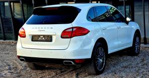 White Porsche Cayenne 2013 in Kretinga, with an engine capacity of 3.00 L and mileage of 274 thousand km for 12499 €, photo 6 on AUTOMOTO.COM.LV