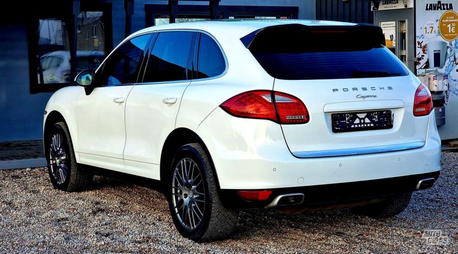 White Porsche Cayenne 2013 in Kretinga, with an engine capacity of 3.00 L and mileage of 274 thousand km for 12499 €, photo 7 on AUTOMOTO.COM.LV