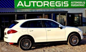 White Porsche Cayenne 2013 in Kretinga, with an engine capacity of 3.00 L and mileage of 274 thousand km for 12499 €, photo 9 on AUTOMOTO.COM.LV
