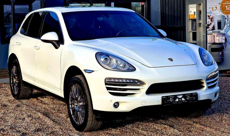 White Porsche Cayenne 2013 in Kretinga, with an engine capacity of 3.00 L and mileage of 274 thousand km for 12499 €, photo 1 on AUTOMOTO.COM.LV