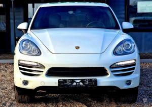 White Porsche Cayenne 2013 in Kretinga, with an engine capacity of 3.00 L and mileage of 274 thousand km for 12499 €, photo 2 on AUTOMOTO.COM.LV