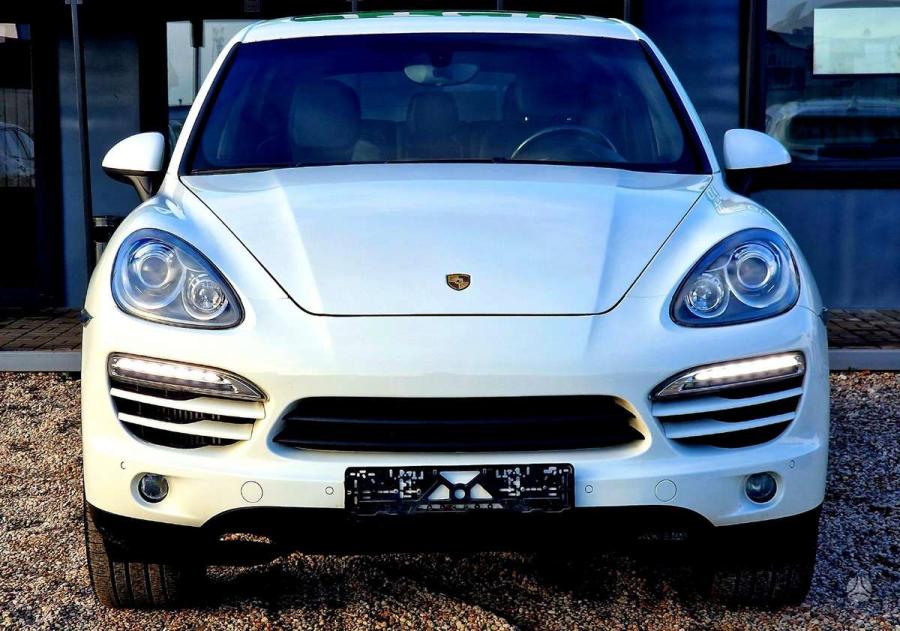 White Porsche Cayenne 2013 in Kretinga, with an engine capacity of 3.00 L and mileage of 274 thousand km for 12499 €, photo 2 on AUTOMOTO.COM.LV