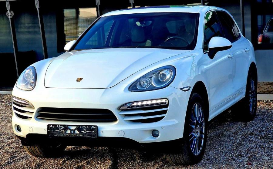 White Porsche Cayenne 2013 in Kretinga, with an engine capacity of 3.00 L and mileage of 274 thousand km for 12499 €, photo 3 on AUTOMOTO.COM.LV