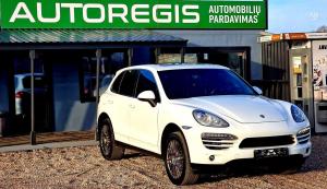 White Porsche Cayenne 2013 in Kretinga, with an engine capacity of 3.00 L and mileage of 274 thousand km for 12499 €, photo 4 on AUTOMOTO.COM.LV