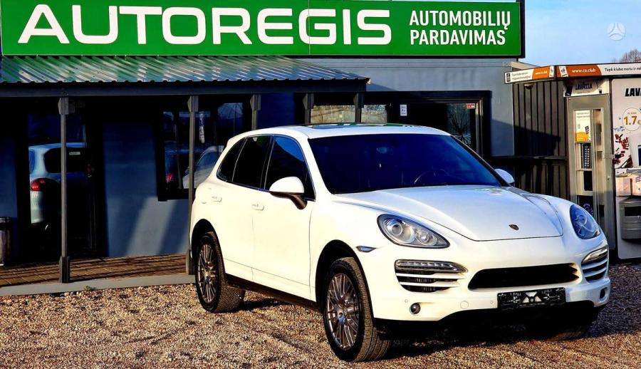 White Porsche Cayenne 2013 in Kretinga, with an engine capacity of 3.00 L and mileage of 274 thousand km for 12499 €, photo 4 on AUTOMOTO.COM.LV