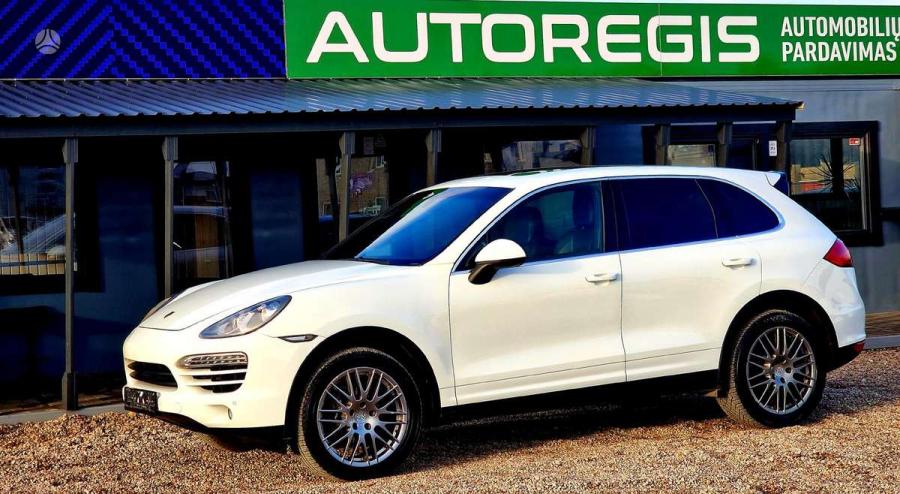 White Porsche Cayenne 2013 in Kretinga, with an engine capacity of 3.00 L and mileage of 274 thousand km for 12499 €, photo 6 on AUTOMOTO.COM.LV