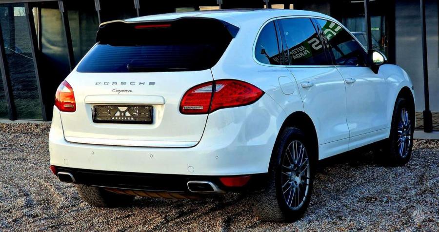 White Porsche Cayenne 2013 in Kretinga, with an engine capacity of 3.00 L and mileage of 274 thousand km for 12499 €, photo 7 on AUTOMOTO.COM.LV