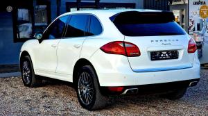 White Porsche Cayenne 2013 in Kretinga, with an engine capacity of 3.00 L and mileage of 274 thousand km for 12499 €, photo 9 on AUTOMOTO.COM.LV
