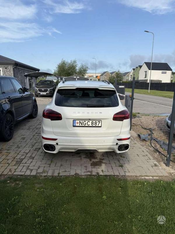 White Porsche Cayenne 2013 in Kaunas, with an engine capacity of 4.81 L and mileage of 200 thousand km for 7800 €, photo 2 on AUTOMOTO.COM.LV