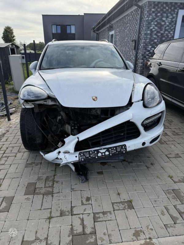 White Porsche Cayenne 2013 in Kaunas, with an engine capacity of 4.81 L and mileage of 200 thousand km for 7800 €, photo 8 on AUTOMOTO.COM.LV