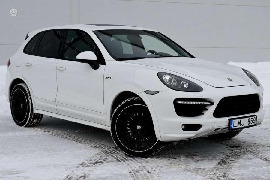White Porsche Cayenne 2013 in Kretinga, with an engine capacity of 3.00 L and mileage of 158 thousand km for 16499 €, photo 1 on AUTOMOTO.COM.LV