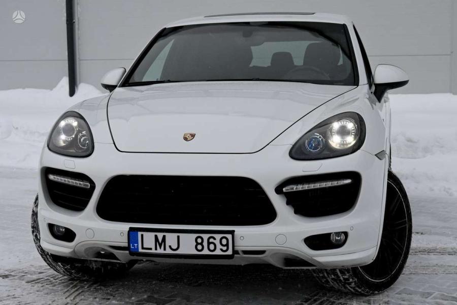 White Porsche Cayenne 2013 in Kretinga, with an engine capacity of 3.00 L and mileage of 158 thousand km for 16499 €, photo 2 on AUTOMOTO.COM.LV