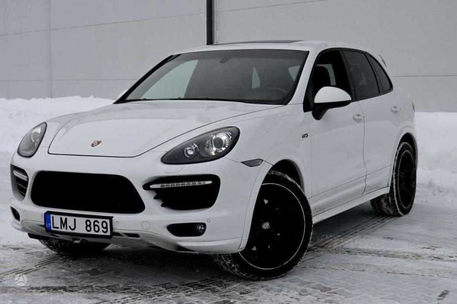 White Porsche Cayenne 2013 in Kretinga, with an engine capacity of 3.00 L and mileage of 158 thousand km for 16499 €, photo 3 on AUTOMOTO.COM.LV
