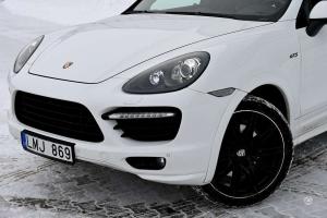 White Porsche Cayenne 2013 in Kretinga, with an engine capacity of 3.00 L and mileage of 158 thousand km for 16499 €, photo 4 on AUTOMOTO.COM.LV