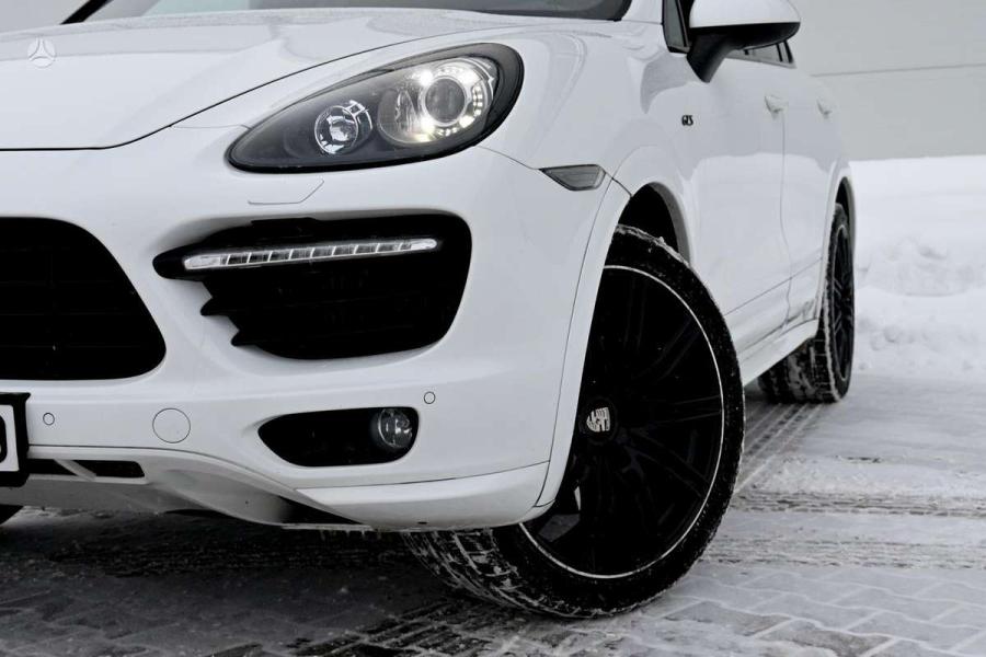 White Porsche Cayenne 2013 in Kretinga, with an engine capacity of 3.00 L and mileage of 158 thousand km for 16499 €, photo 5 on AUTOMOTO.COM.LV