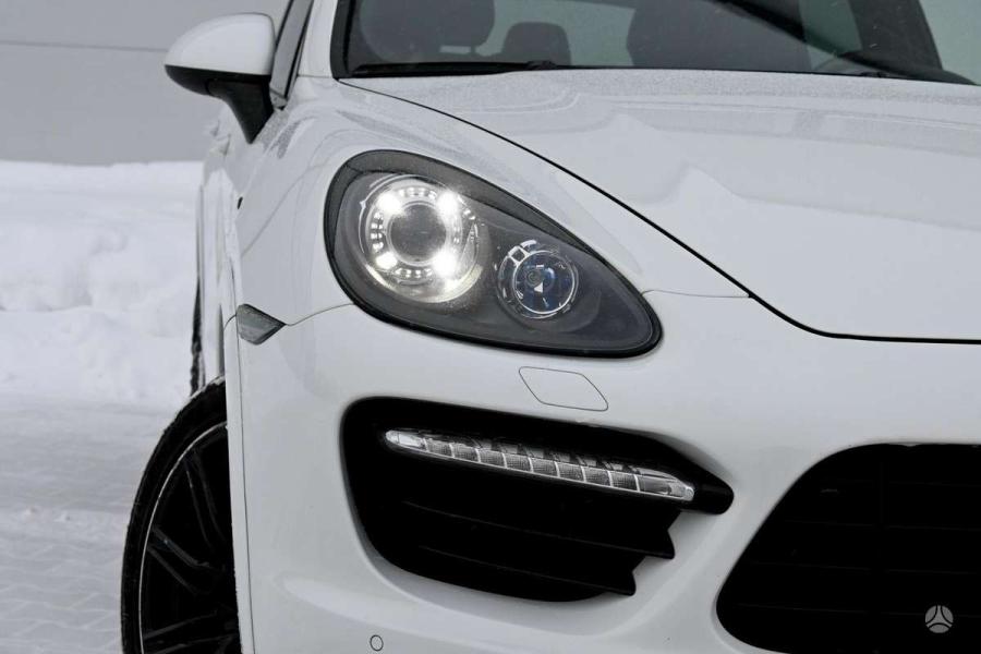 White Porsche Cayenne 2013 in Kretinga, with an engine capacity of 3.00 L and mileage of 158 thousand km for 16499 €, photo 8 on AUTOMOTO.COM.LV