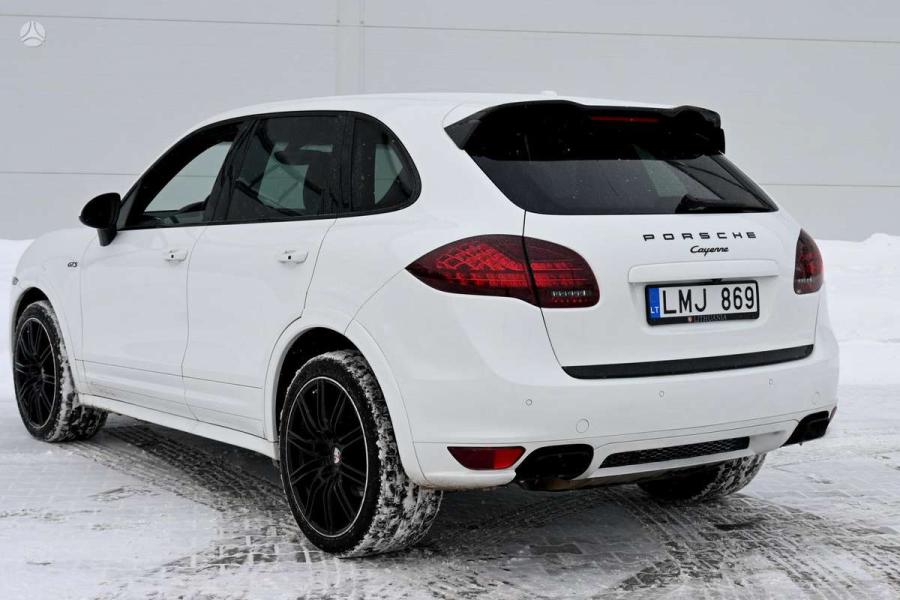 White Porsche Cayenne 2013 in Kretinga, with an engine capacity of 3.00 L and mileage of 158 thousand km for 16499 €, photo 11 on AUTOMOTO.COM.LV