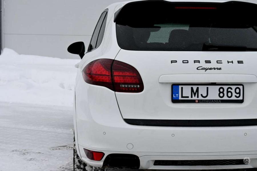White Porsche Cayenne 2013 in Kretinga, with an engine capacity of 3.00 L and mileage of 158 thousand km for 16499 €, photo 12 on AUTOMOTO.COM.LV