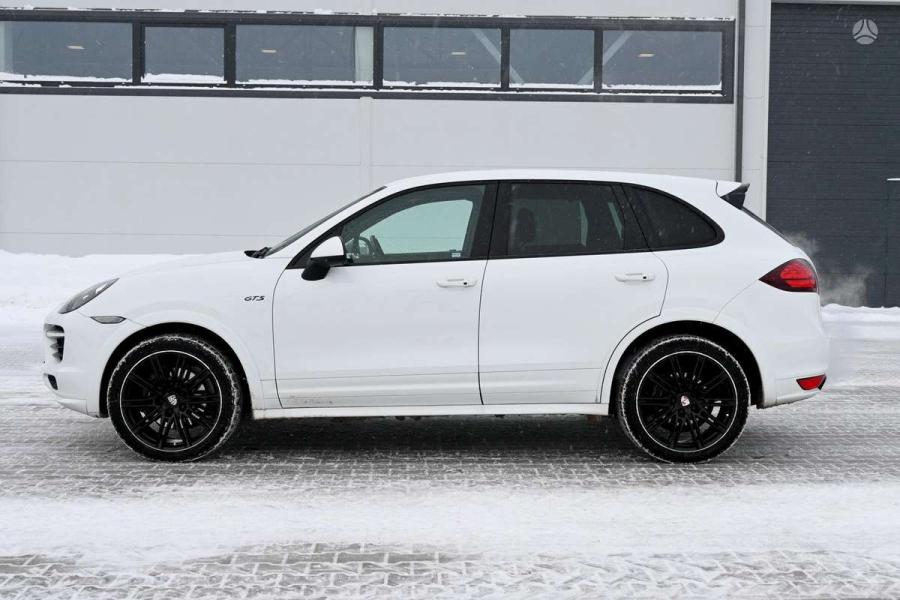 White Porsche Cayenne 2013 in Kretinga, with an engine capacity of 3.00 L and mileage of 158 thousand km for 16499 €, photo 14 on AUTOMOTO.COM.LV