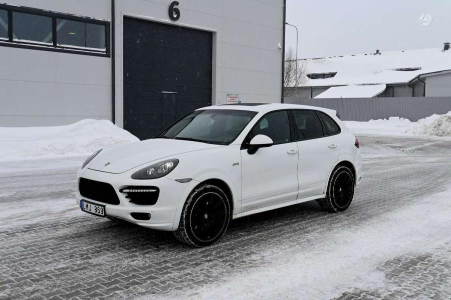 White Porsche Cayenne 2013 in Kretinga, with an engine capacity of 3.00 L and mileage of 158 thousand km for 16499 €, photo 15 on AUTOMOTO.COM.LV