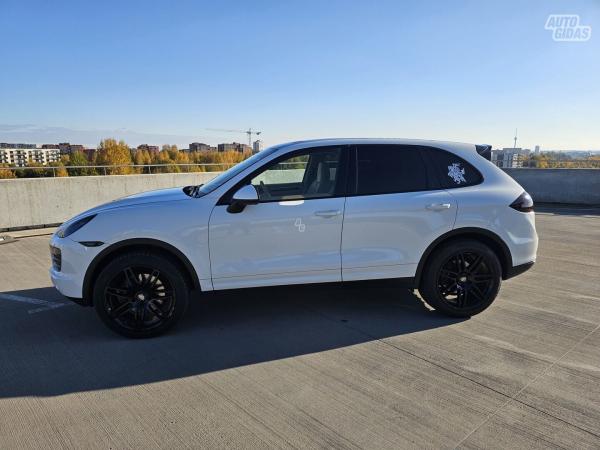 White Porsche Cayenne 2013 in Vilnius, with an engine capacity of 3.60 L and mileage of 179 thousand km for 14900 €, photo 3 on AUTOMOTO.COM.LV